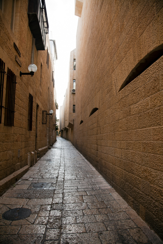 Is the Road Too Narrow or Are You Too Fat? Leadership from Twitter